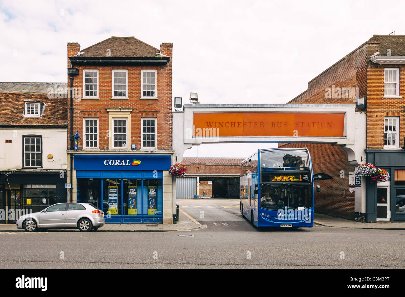 Winchester bus hi-res stock photography and images - Alamy