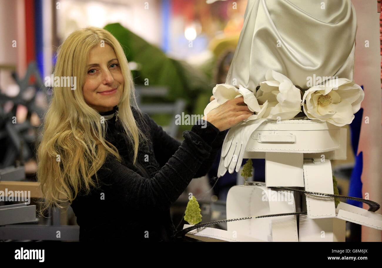 Amanda Davis of AD Events puts the finishing touches to table ...