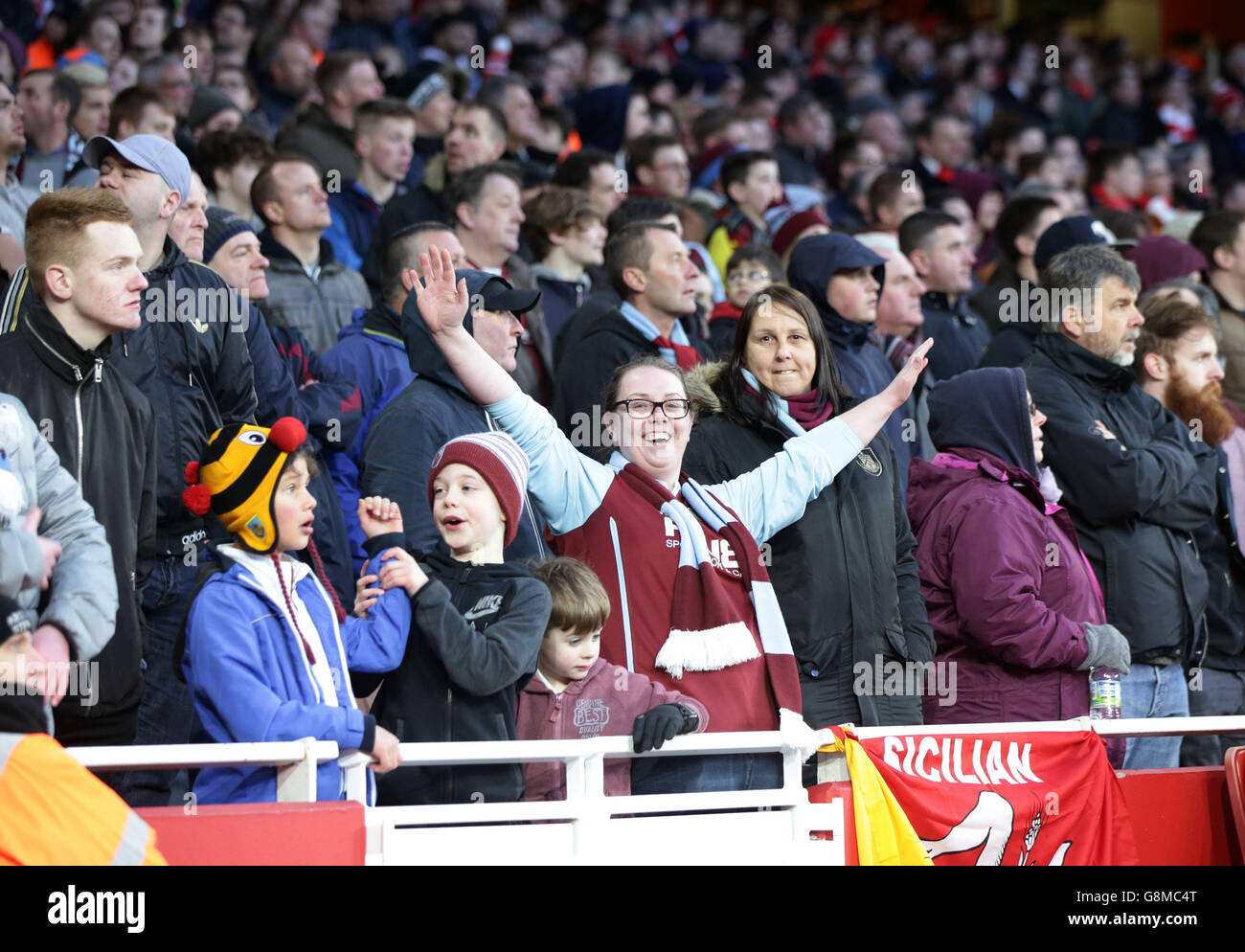 Emirates arsenal fans crowd hi-res stock photography and images - Alamy