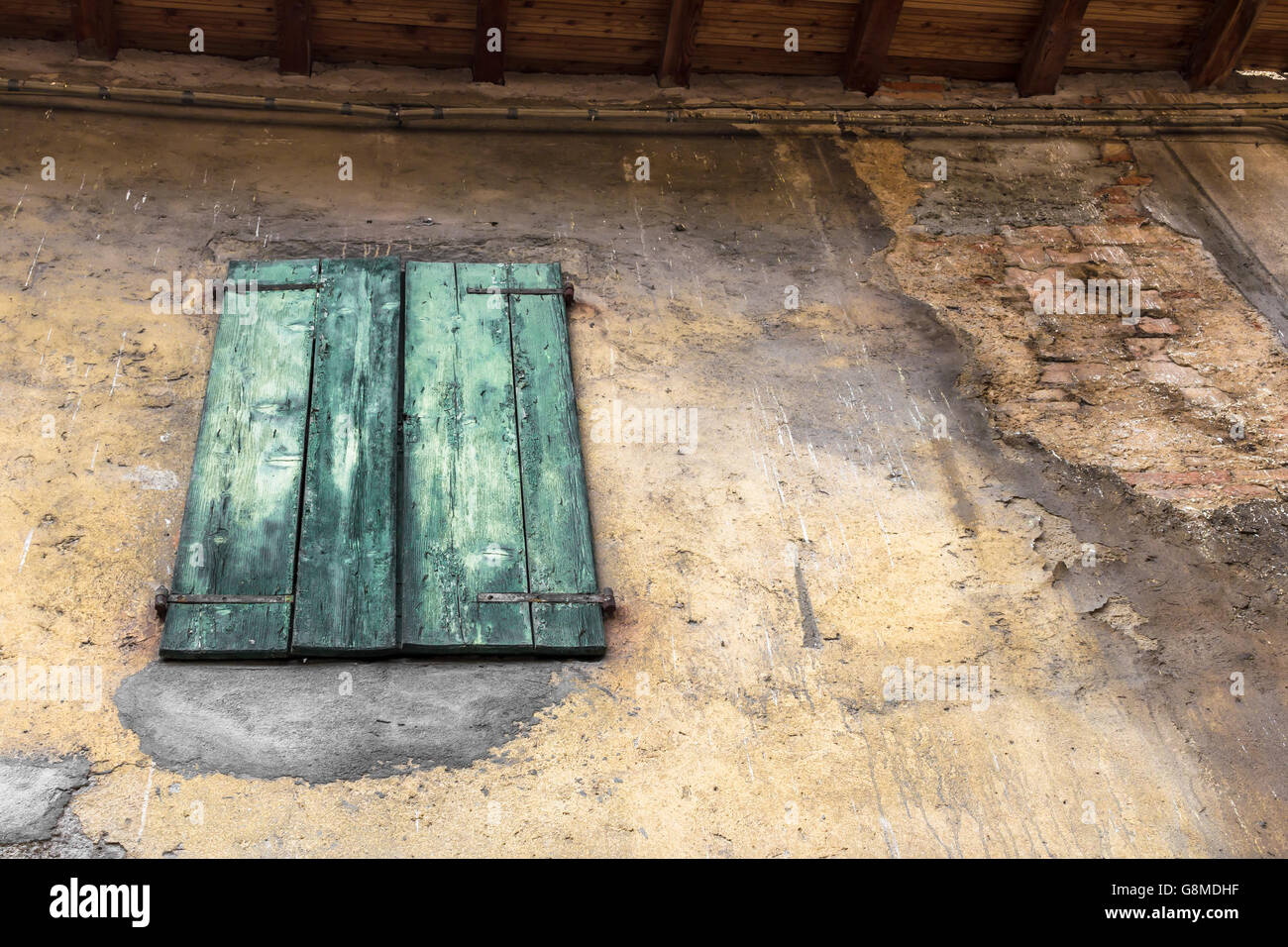 Rotten wooden windows hi-res stock photography and images - Alamy