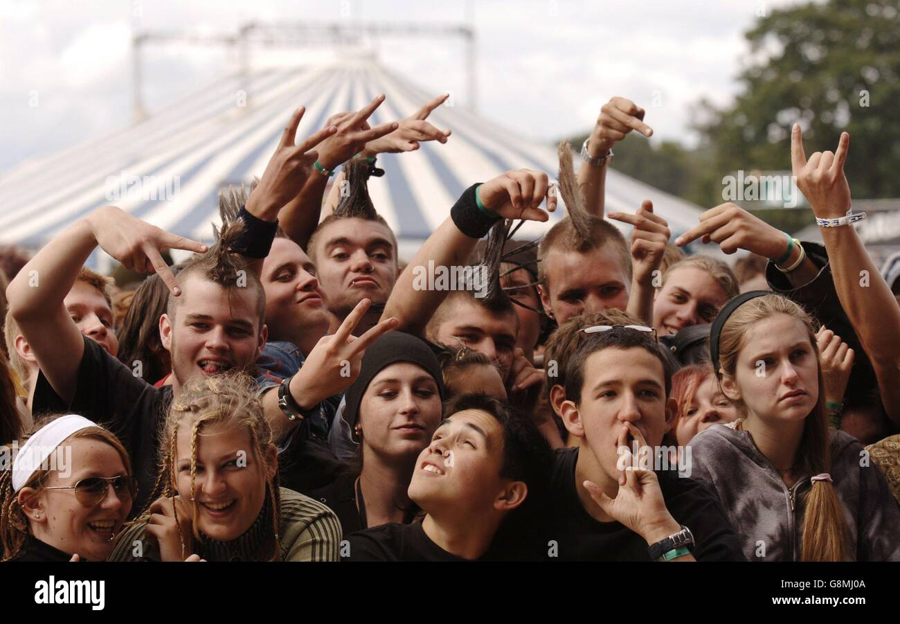 Crowd carling reading festival hi-res stock photography and images - Alamy