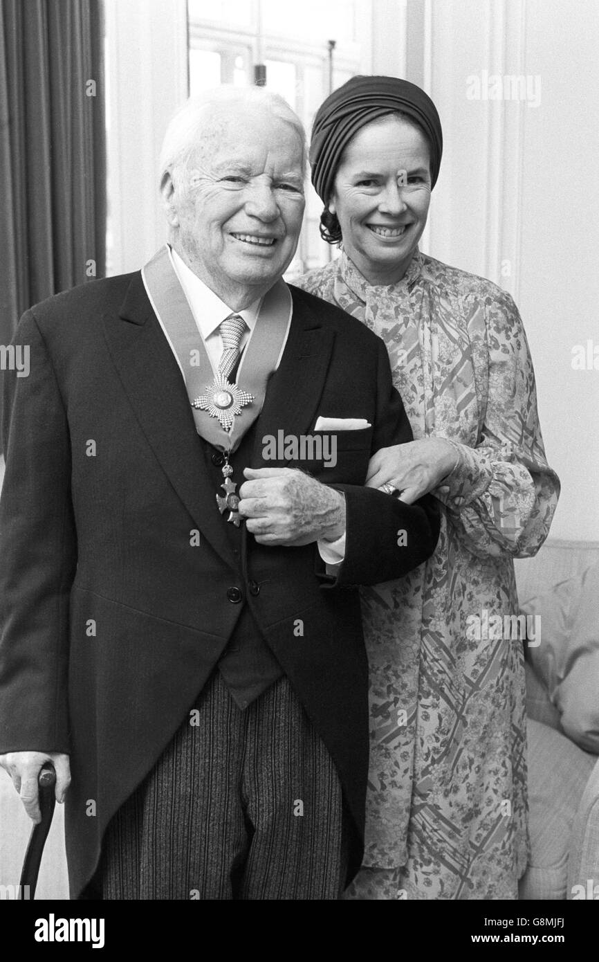 Charlie Chaplin returns to the Savoy with his wife Oona from Buckingham ...