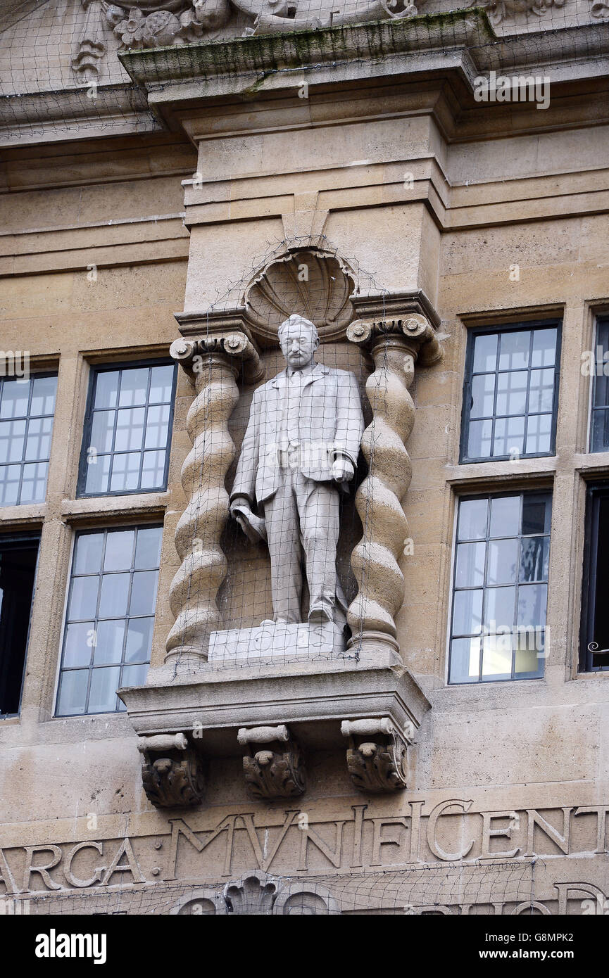 Cecil Rhodes statue Stock Photo - Alamy