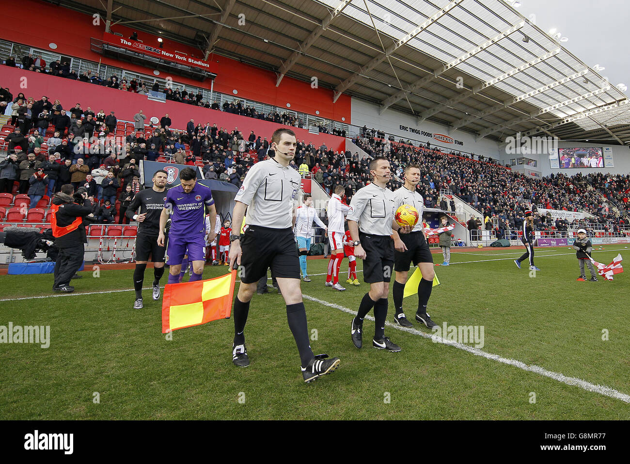 Assistant referee keith stroud hi-res stock photography and images - Alamy