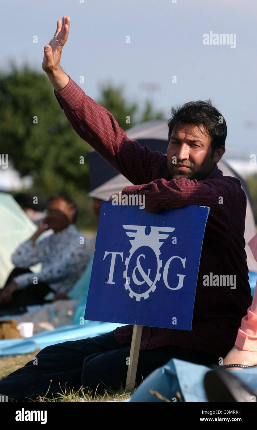 A supporter of the sacked workers from Gate Gourmet continue their ...