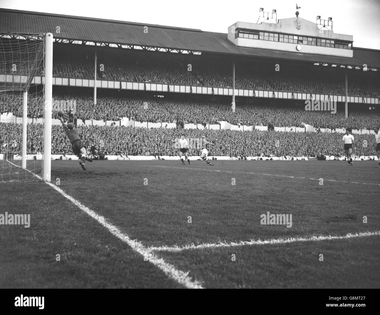 Tottenham hotspur left back hi-res stock photography and images - Alamy