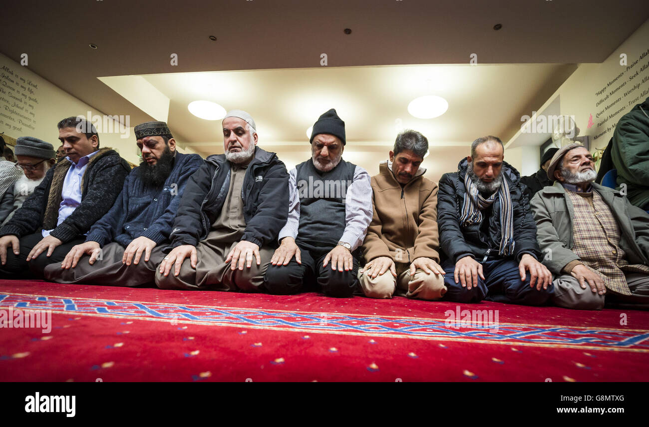 Muslims pray al furqan islamic centre in glasgow hi-res stock ...