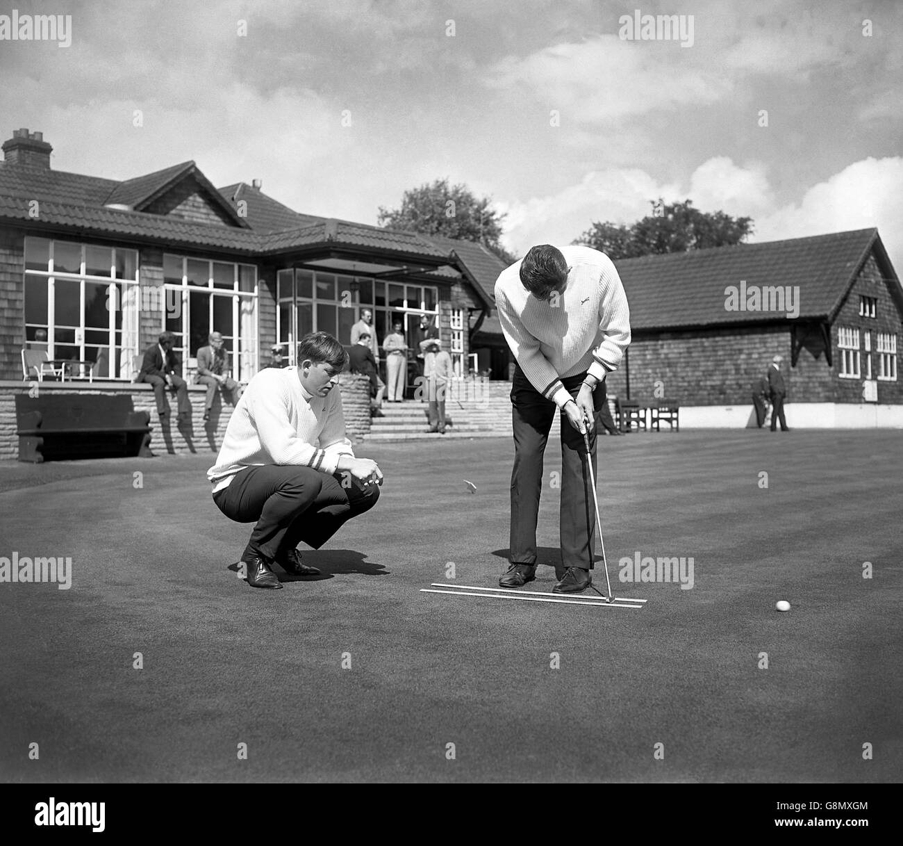 Demonstrating how to play golf hi-res stock photography and images - Alamy