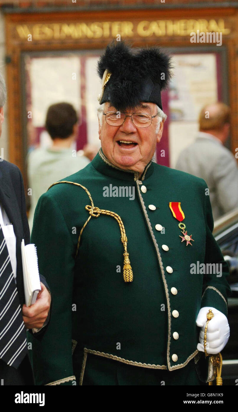 Comedian frank carson hi-res stock photography and images - Alamy