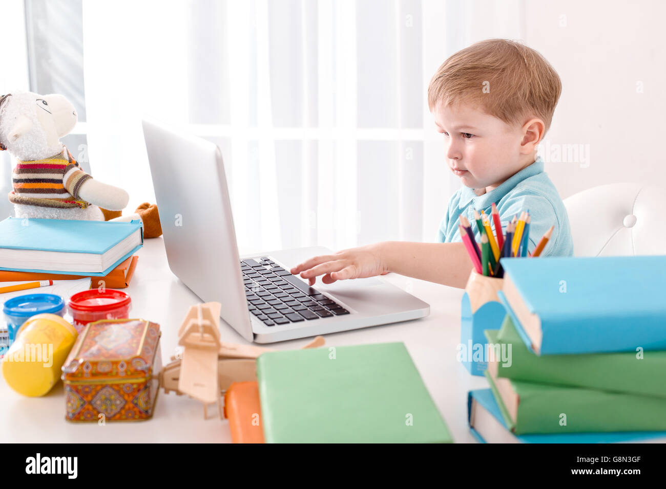 School classroom full computers hi-res stock photography and images - Alamy