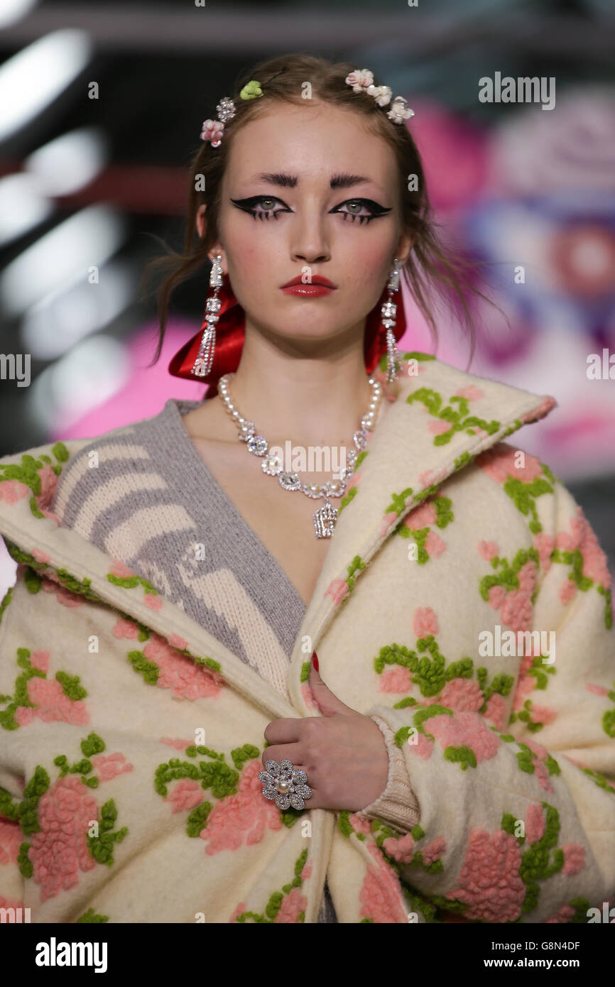 Ryan LO* Catwalk - London Fashion Week 2016 Stock Photo - Alamy