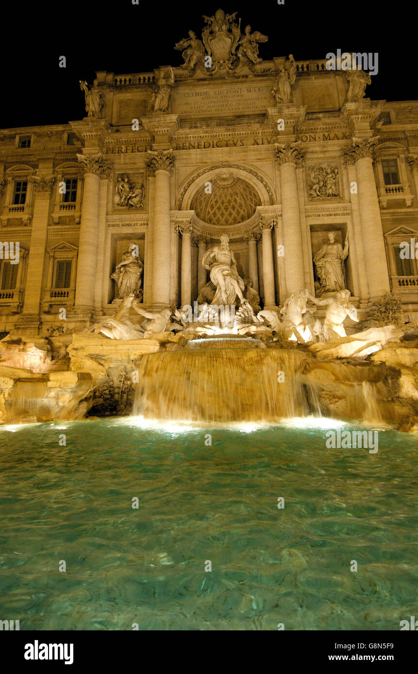 Sculptures on fountain trevi fountain hi-res stock photography and ...