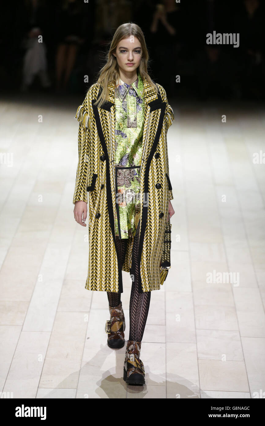 Burberry Catwalk - London Fashion Week AW2016 Stock Photo - Alamy