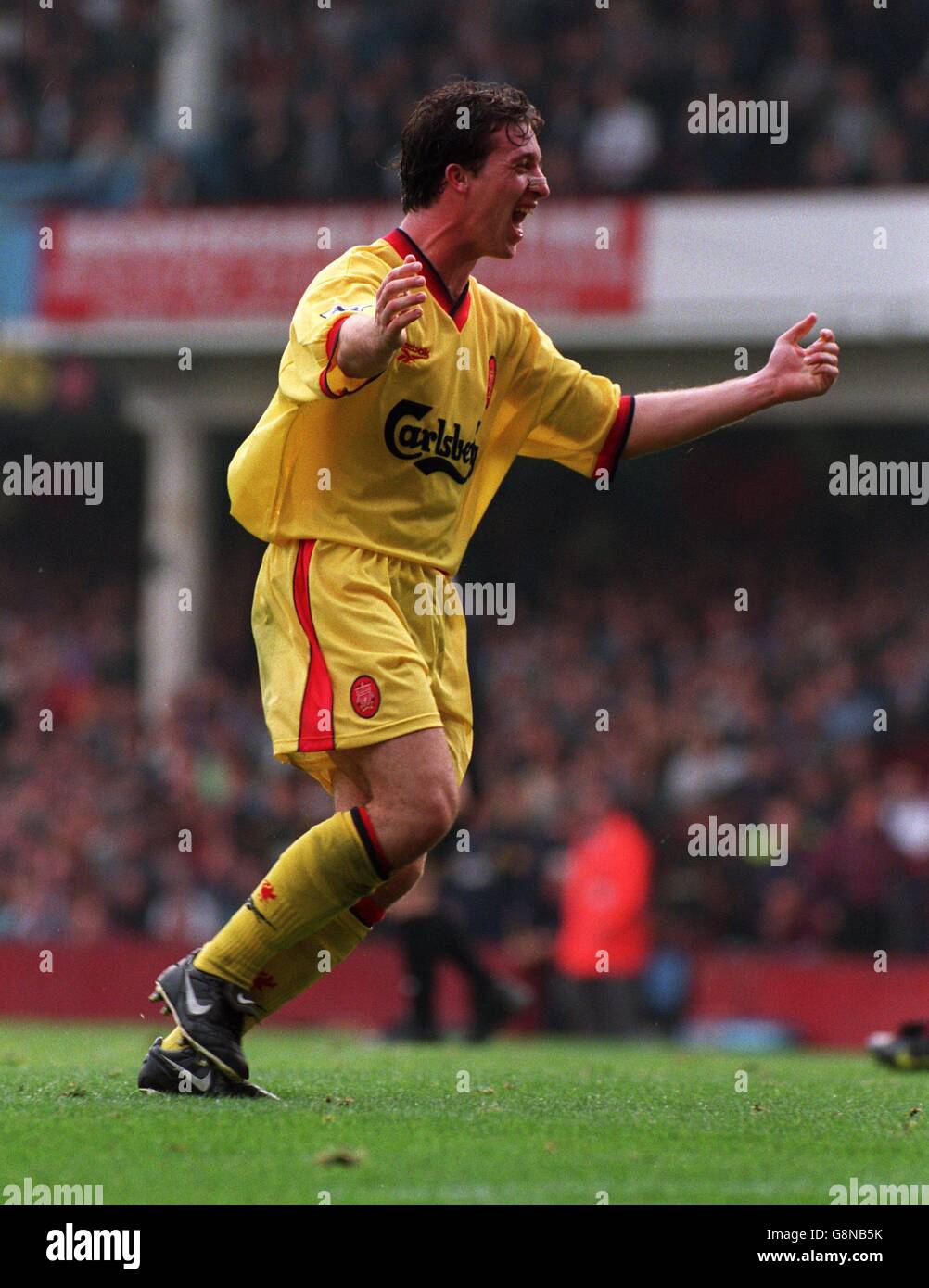 Liverpool's Robbie Fowler celebrates his equalising goal Stock Photo ...