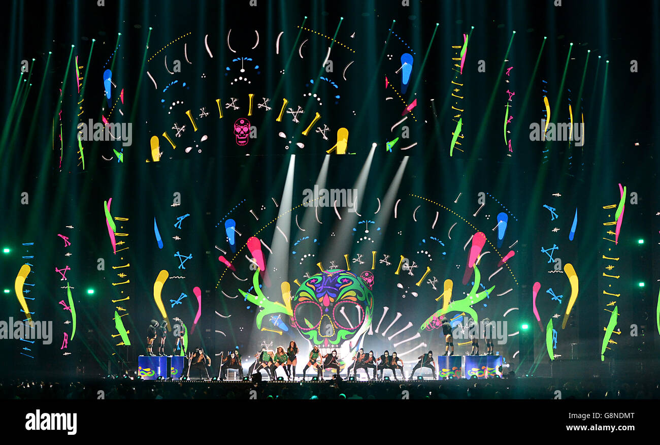 Little mix brit awards 2016 hi-res stock photography and images - Alamy