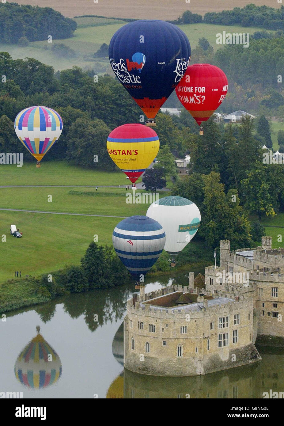 Leeds castle kent balloon hi-res stock photography and images - Alamy