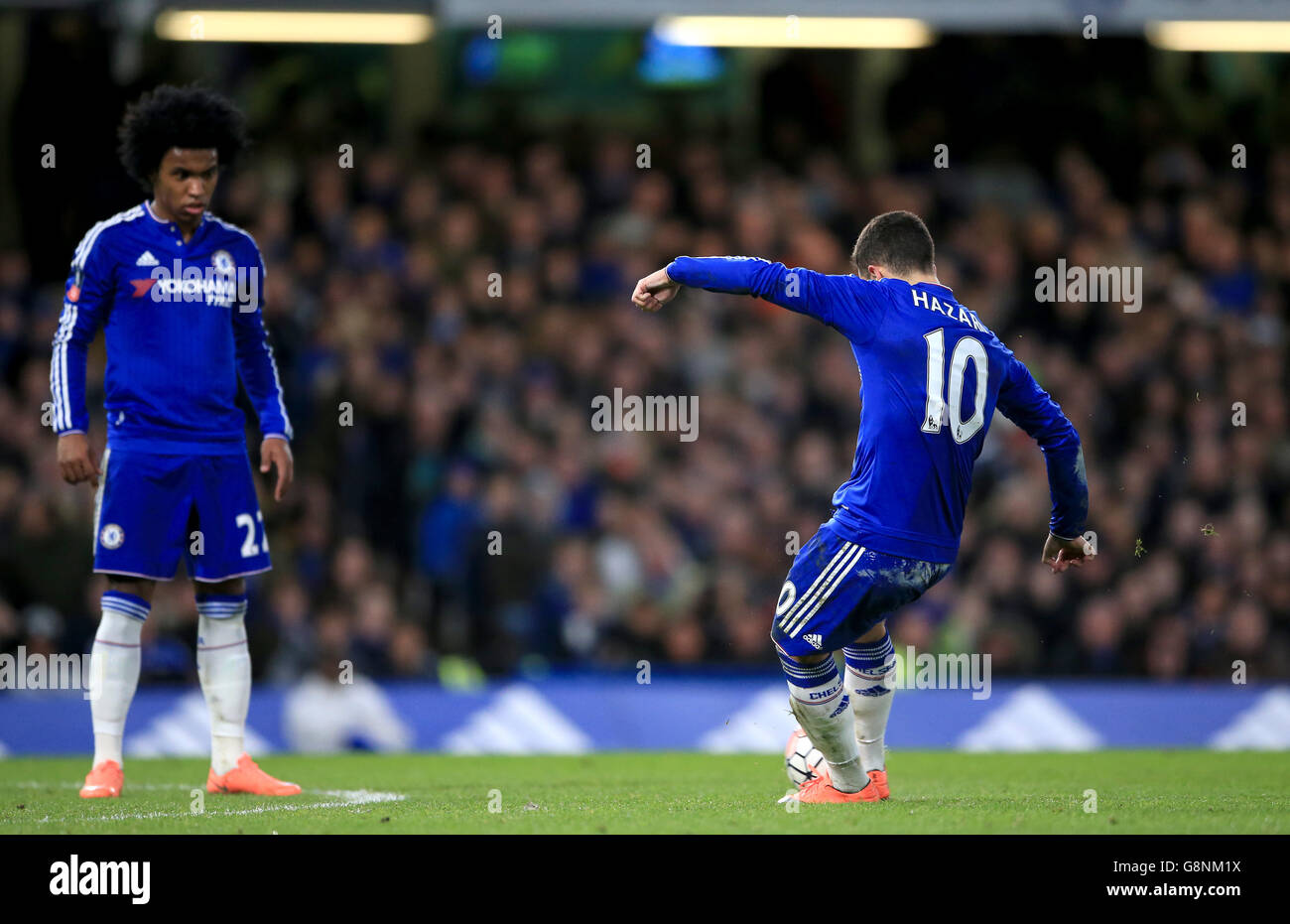 Chelseas eden hazard scores hi-res stock photography and images - Alamy