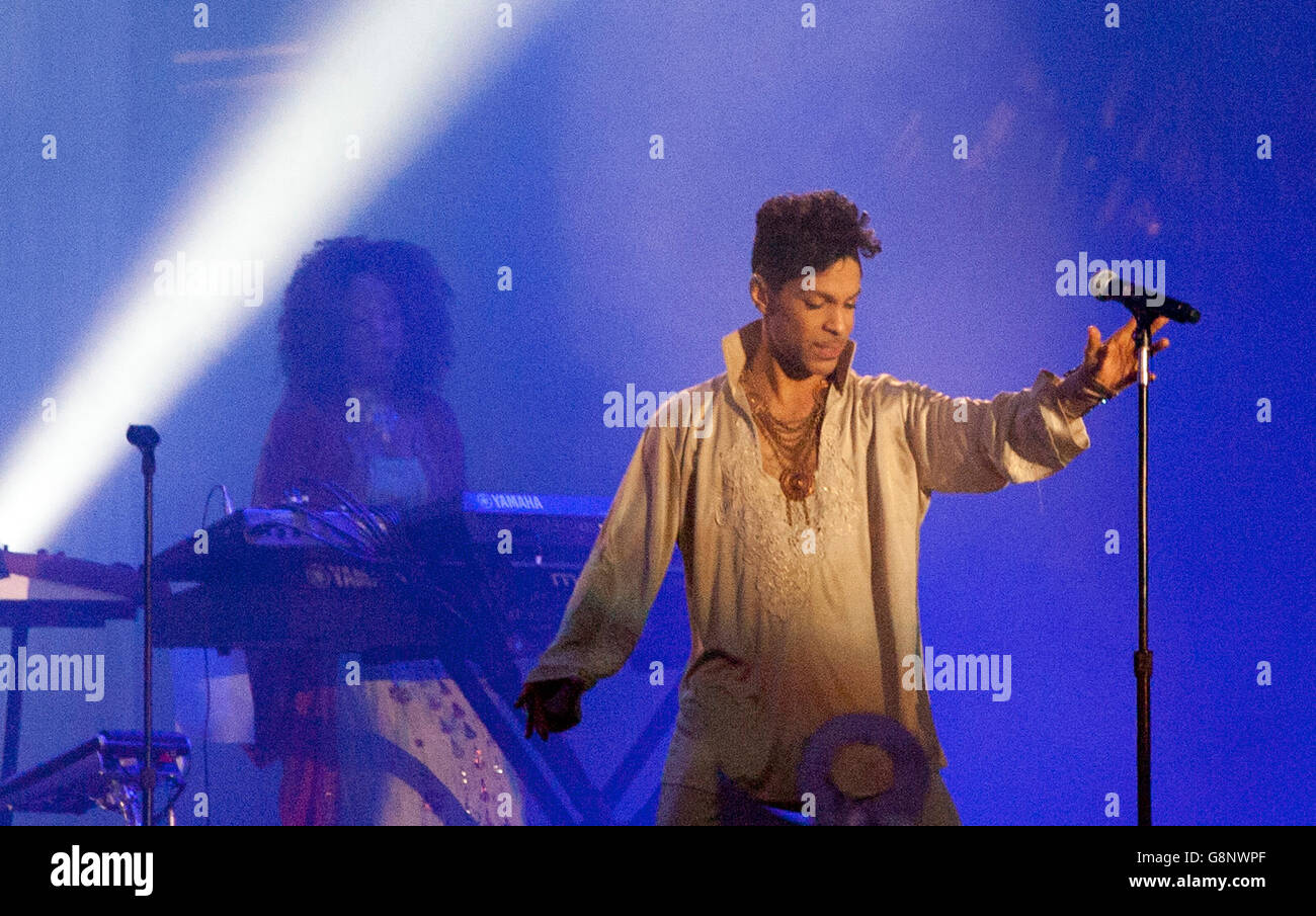 In Focus: Musician Prince Dies At 57 21 Apr 2016 Images Taken Hop Farm ...