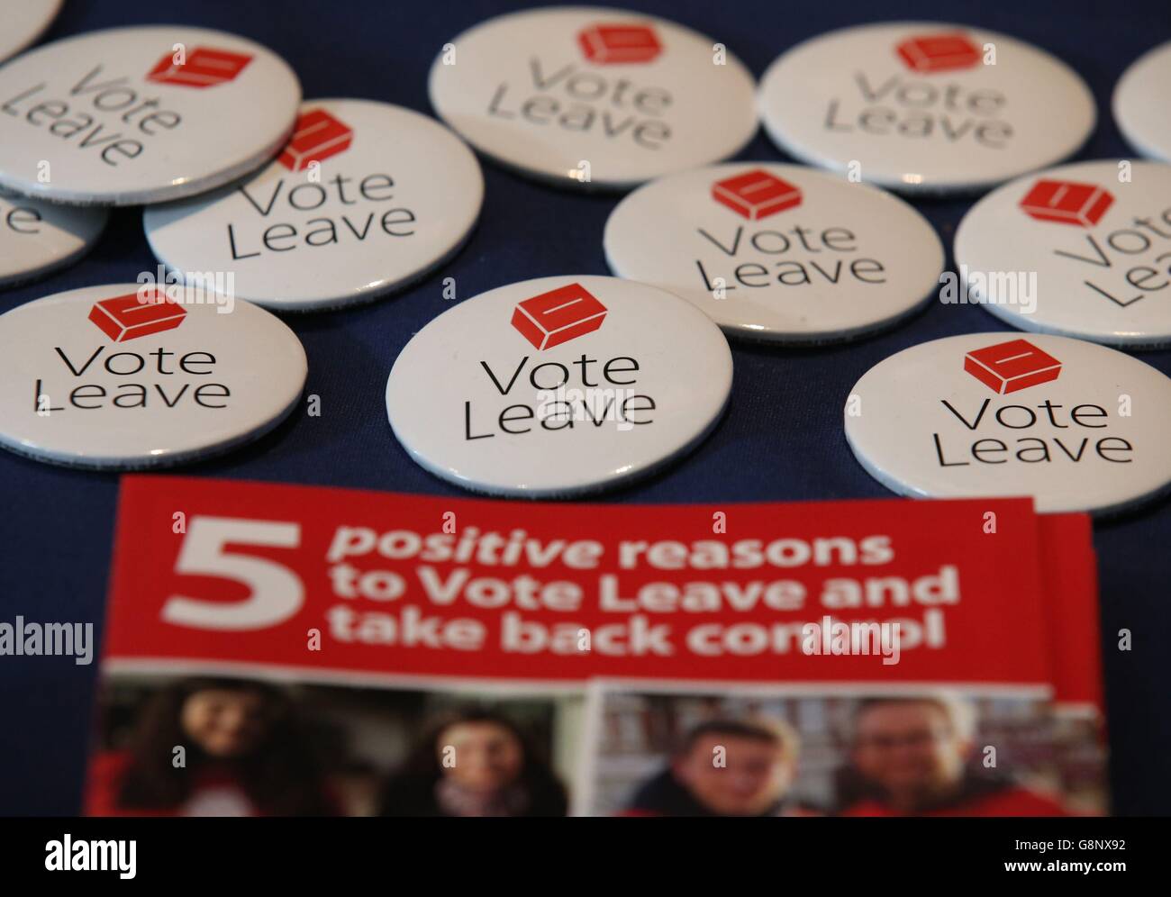 Vote leave badges hi-res stock photography and images - Alamy
