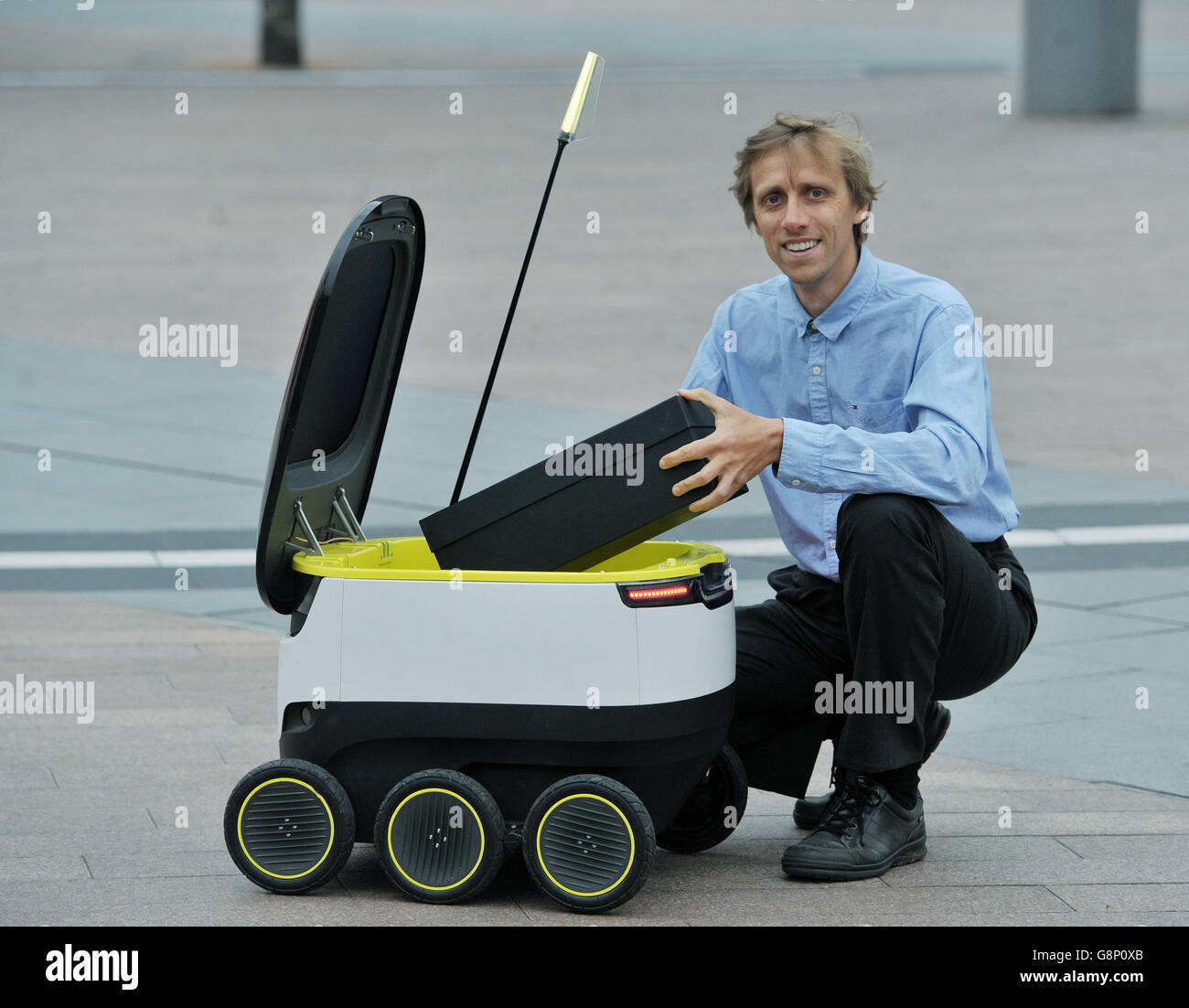 Starship Technologies self-driving delivery robot Stock Photo - Alamy
