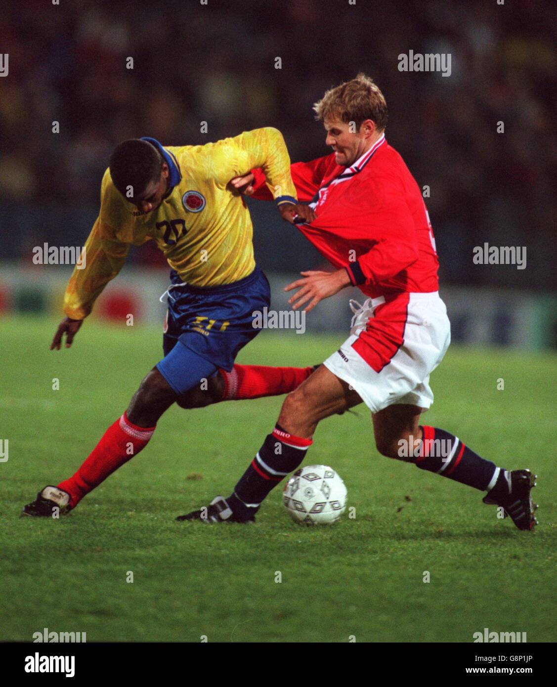 Hamilton ricard colombia left holds bent skammelsrud norways shirt hi ...