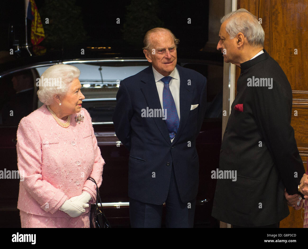 Queen elizabeth ii and the commonwealth secretary general hi-res stock ...