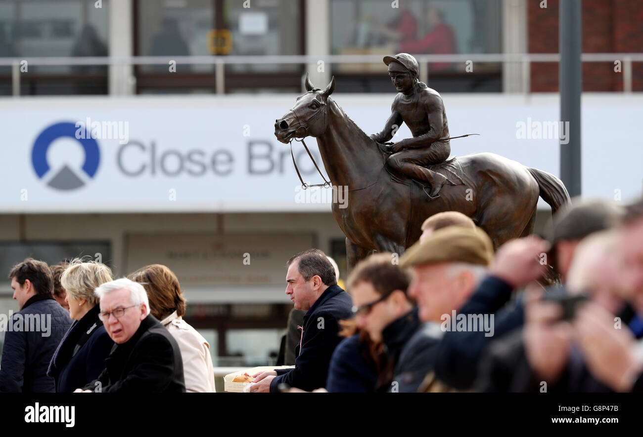 Race horse statue cheltenham hi-res stock photography and images - Alamy