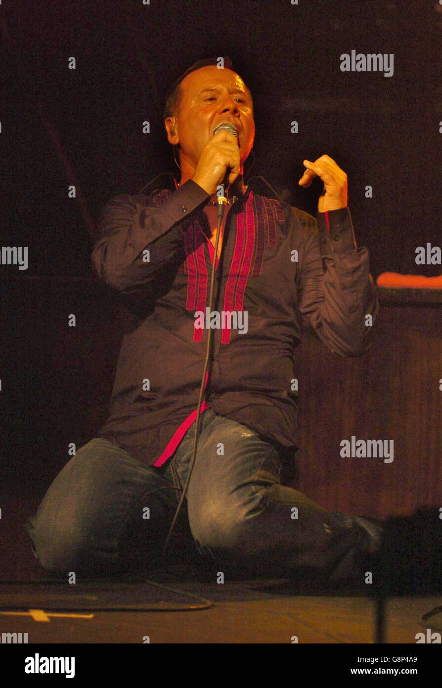 Showbiz simple minds 1 hi-res stock photography and images - Alamy