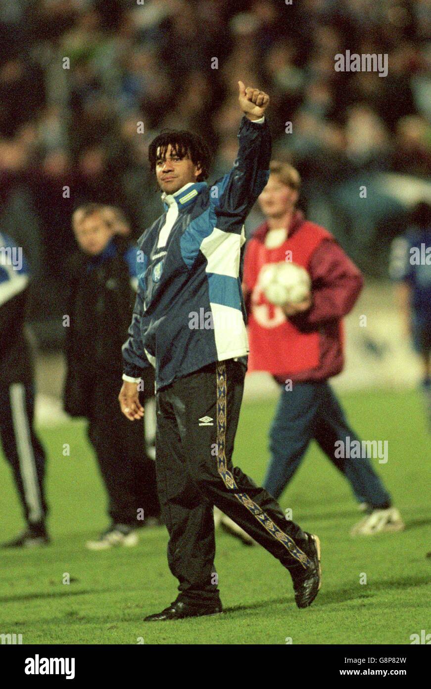 Chelsea manager Ruud Gullit gives a thumbs up to the Chelsea fans Stock ...