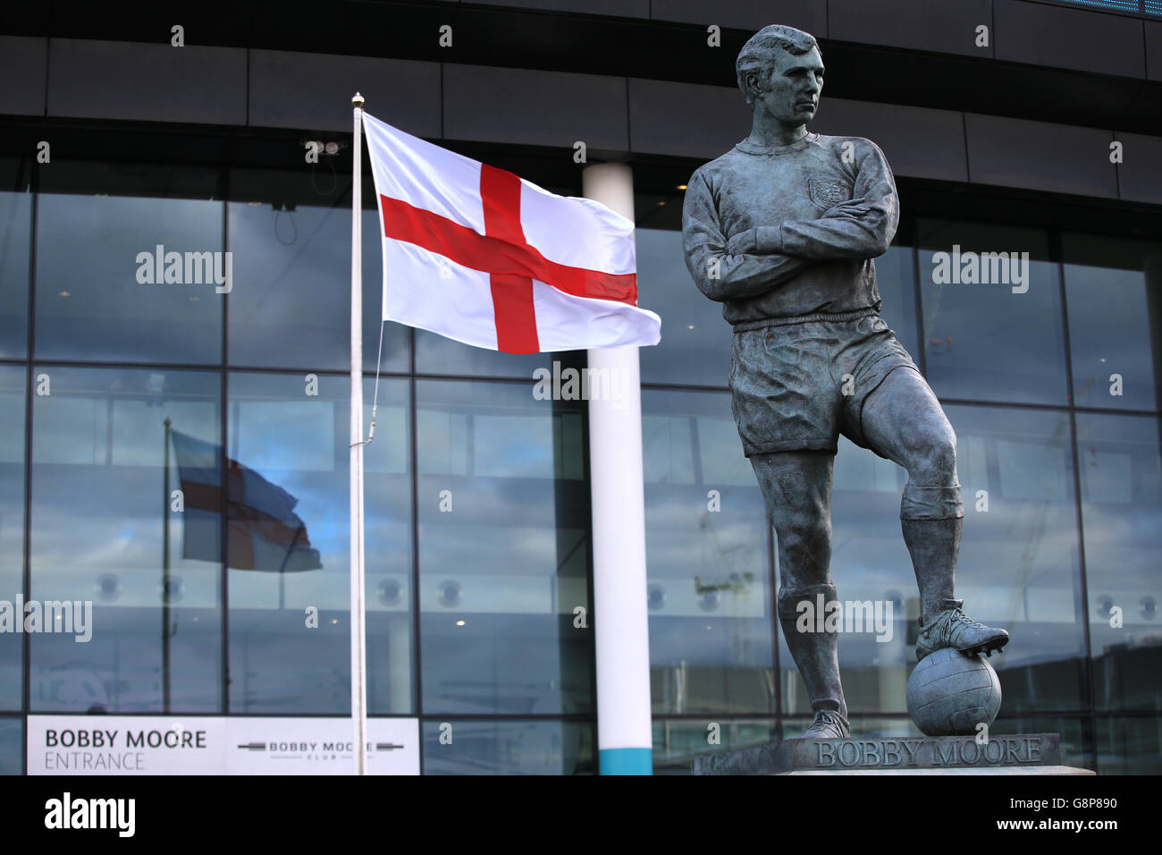Soccer football full length statue High Resolution Stock Photography ...