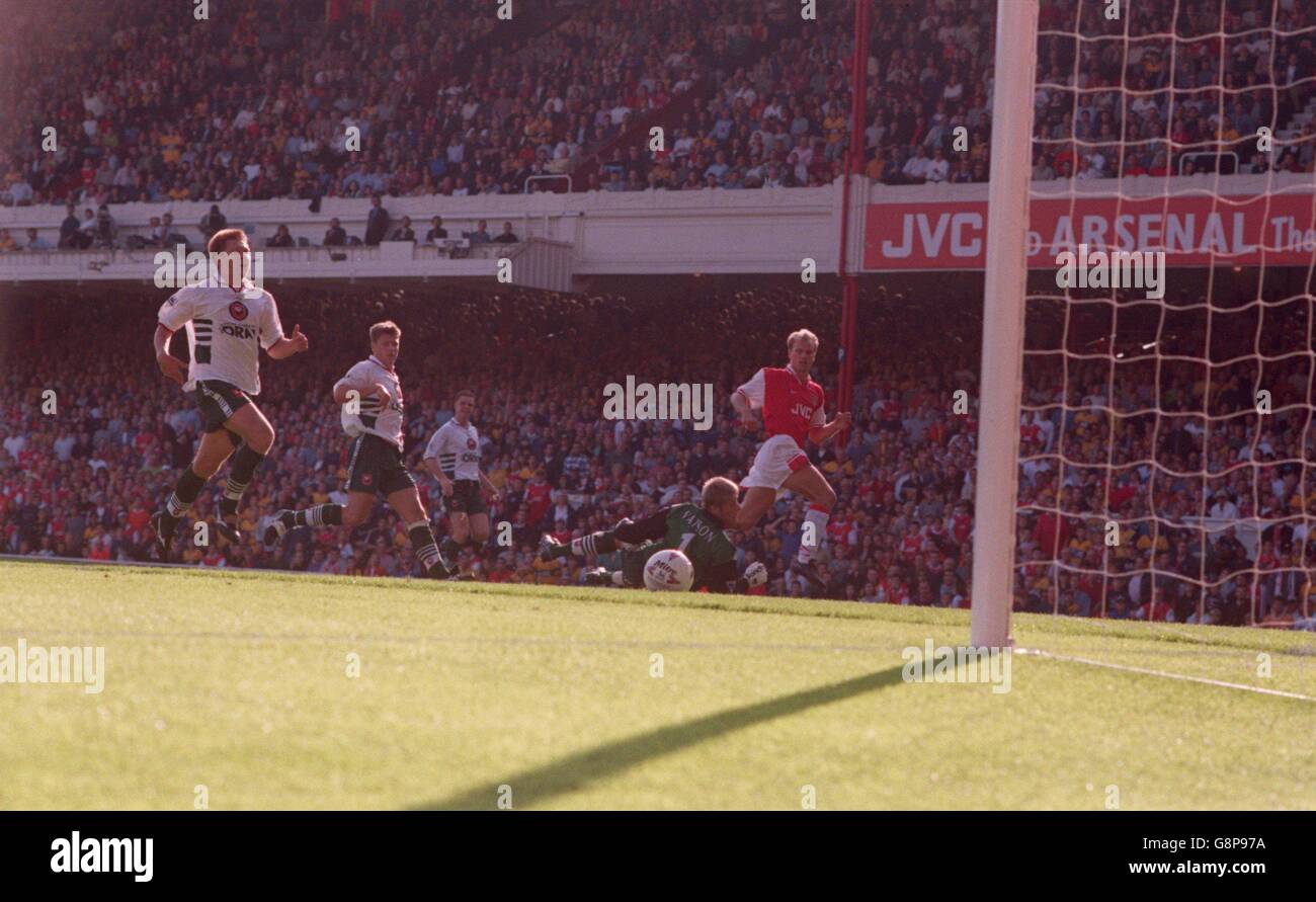 Football action dennis bergkamp hi-res stock photography and images - Alamy