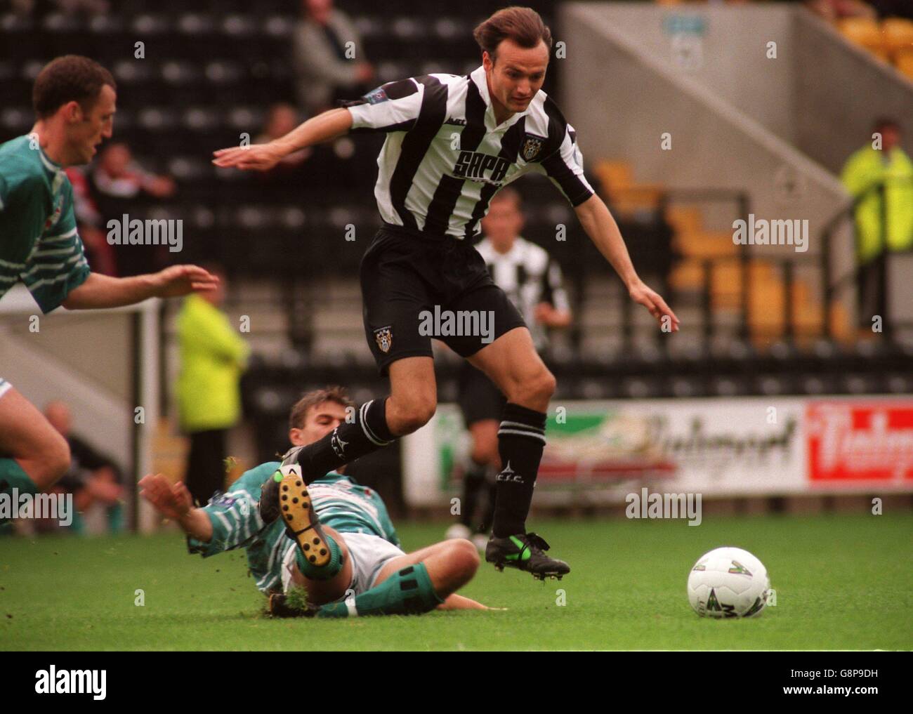 Ian Richardson of Notts County (right) evades a tackle Stock Photo - Alamy