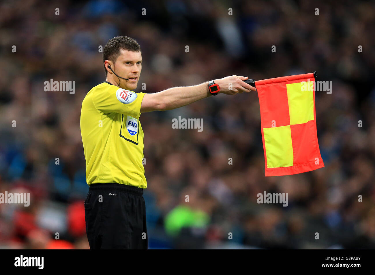 Assistant referee simon bennett hi-res stock photography and images - Alamy