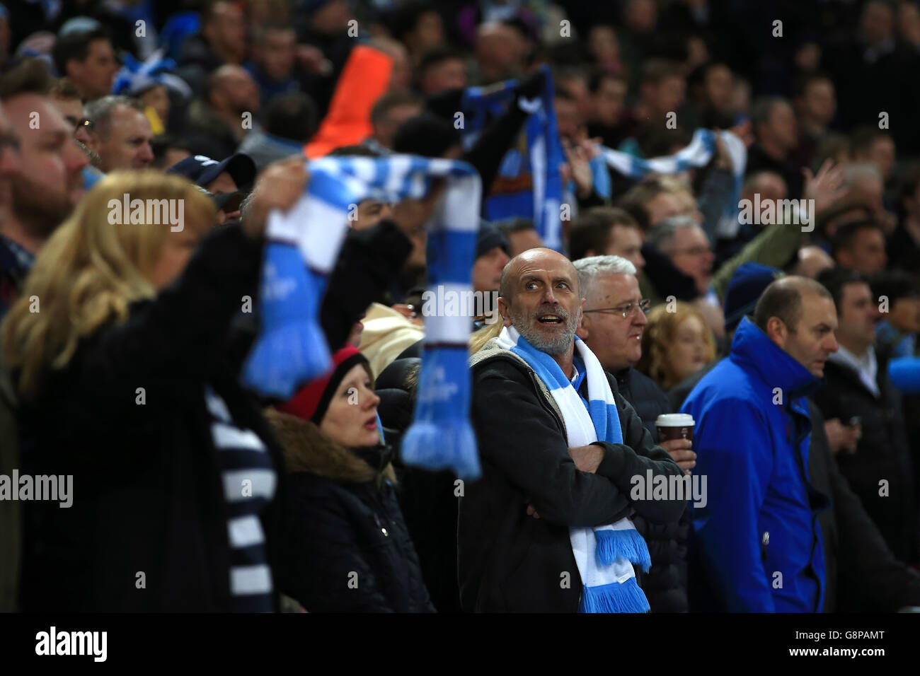 Crowd in football stadium hi-res stock photography and images - Alamy
