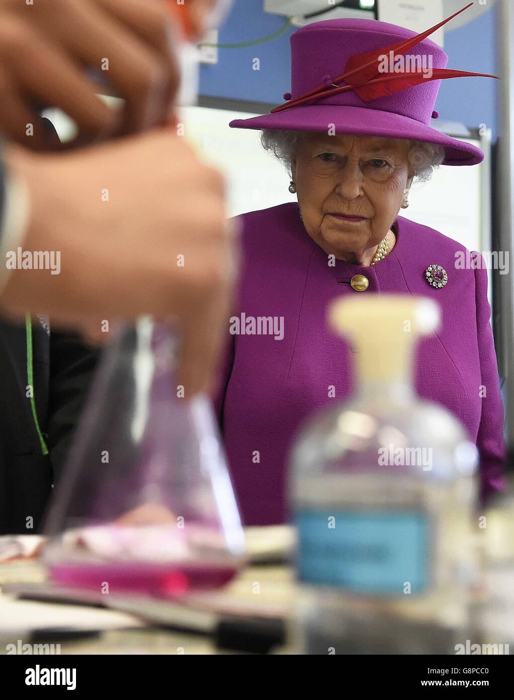 Queen Elizabeth II observes a chemistry lesson during her visit to ...