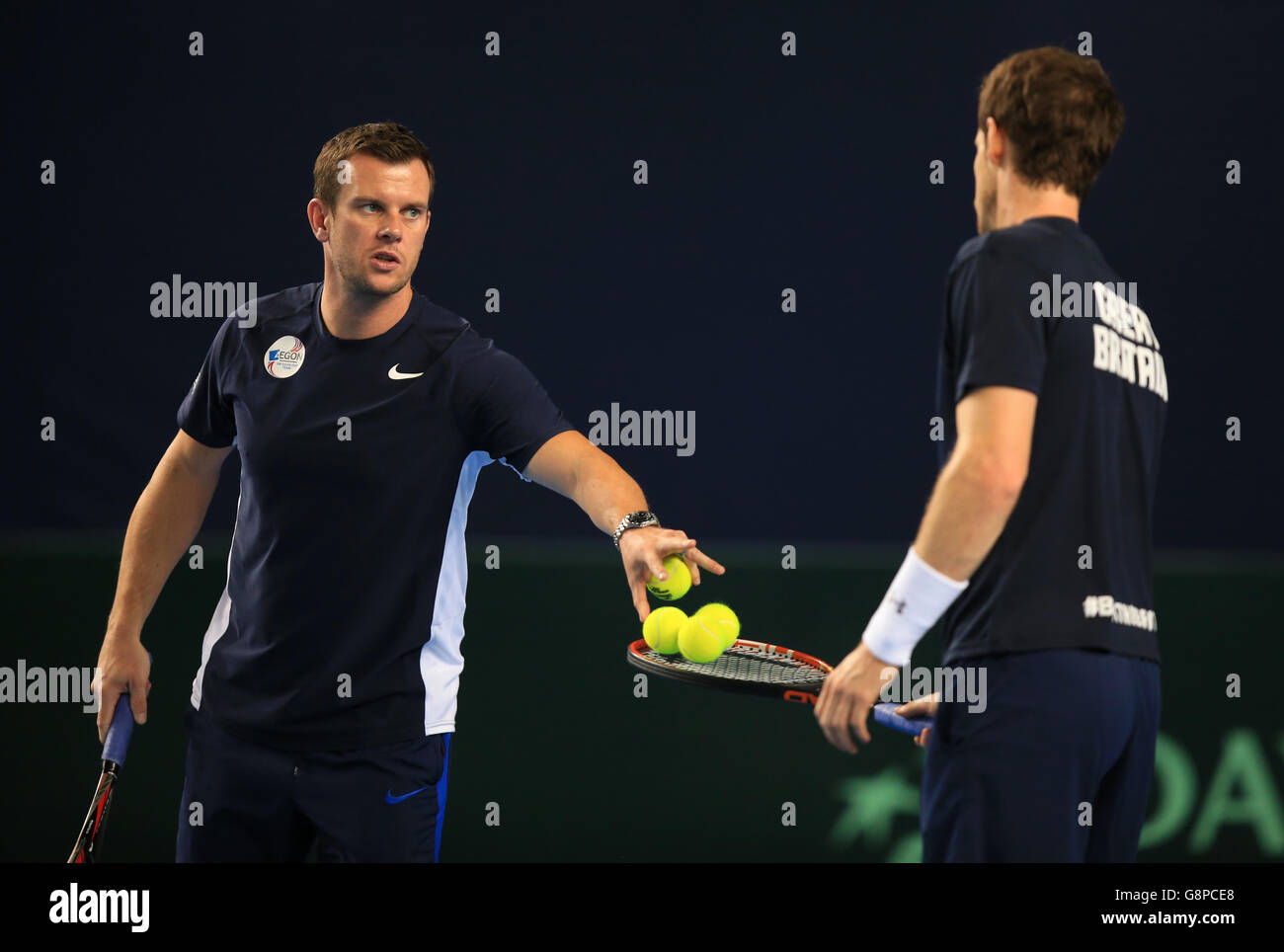 Great Britain's Andy Murray (left) and captain Leon Smith during a ...