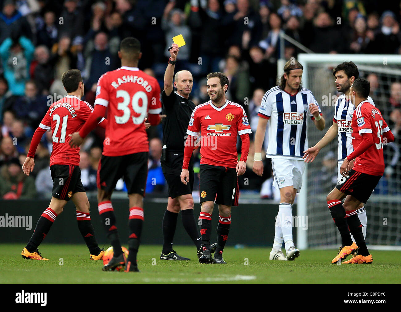 Mike dean yellow card hi-res stock photography and images - Alamy