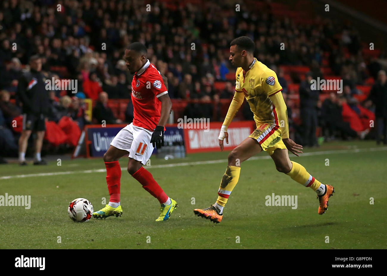 Charlton Athletic's Callum Harriott and Milton Keynes Dons Josh Murphy ...