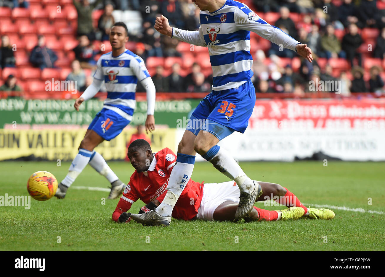 Charlton Athletic's Yaya Sanogo scores his second goal Stock Photo - Alamy