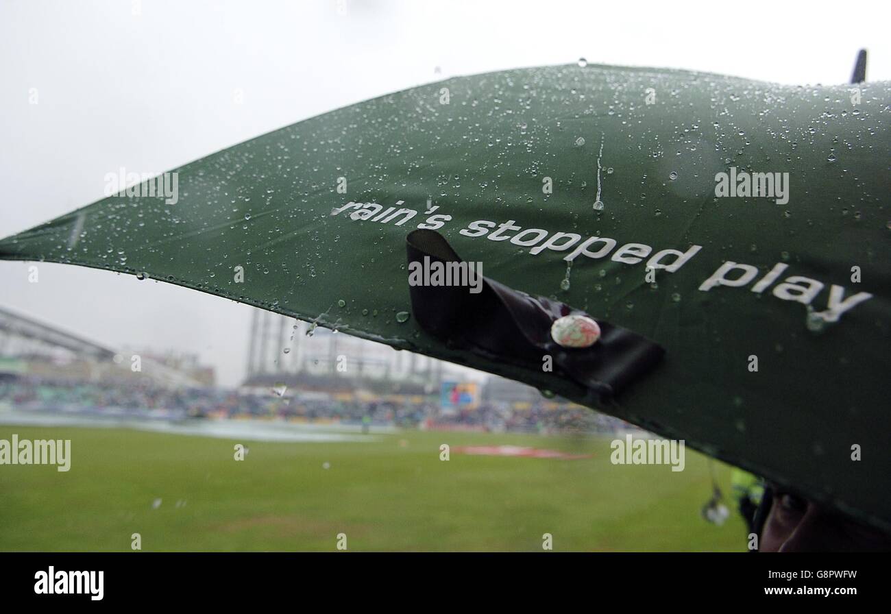 Rain stops play brit oval hi-res stock photography and images - Alamy
