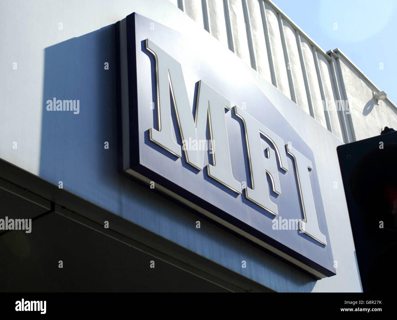 An mfi store at kentish town road hi-res stock photography and images ...