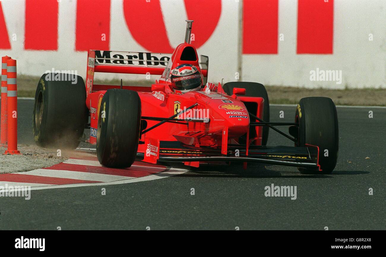 Kerb action front view f1 hi-res stock photography and images - Alamy