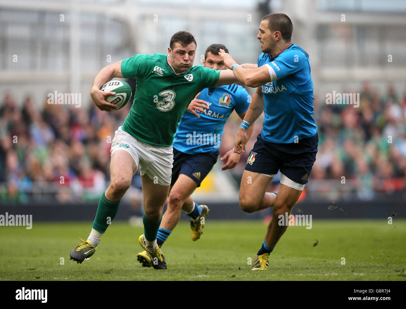 Ireland's Robbie Henshaw and Italy's Mattia Bellini in action during ...