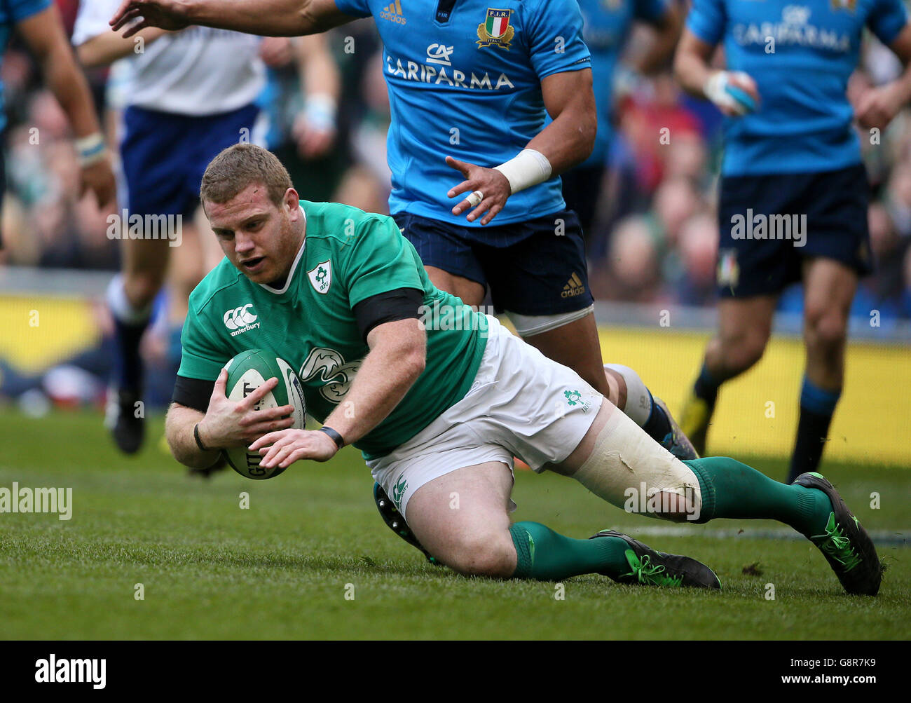 Ireland's Sean Cronin scores his side's seventh try during the 2016 RBS ...