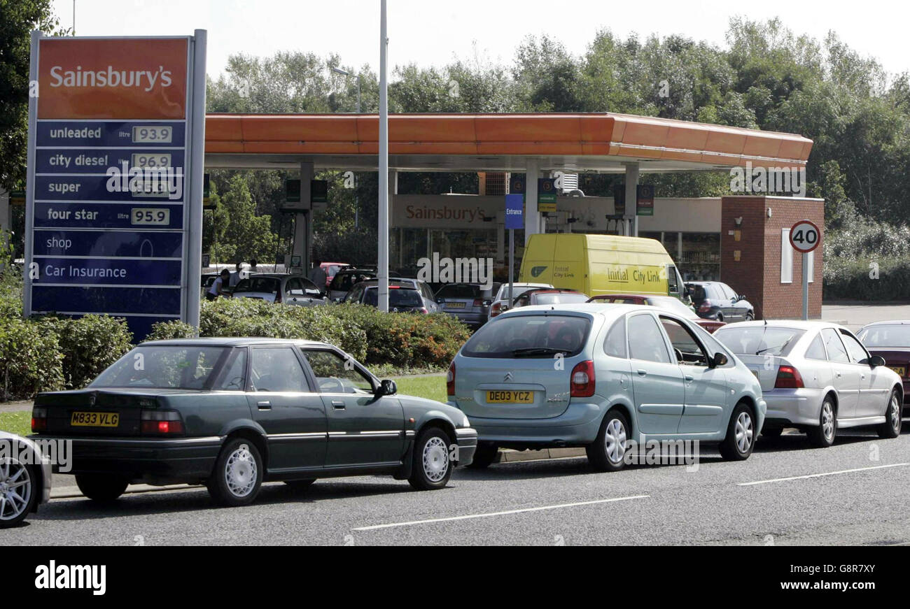 Cars queue at a petrol station in cheshire hi-res stock photography and ...