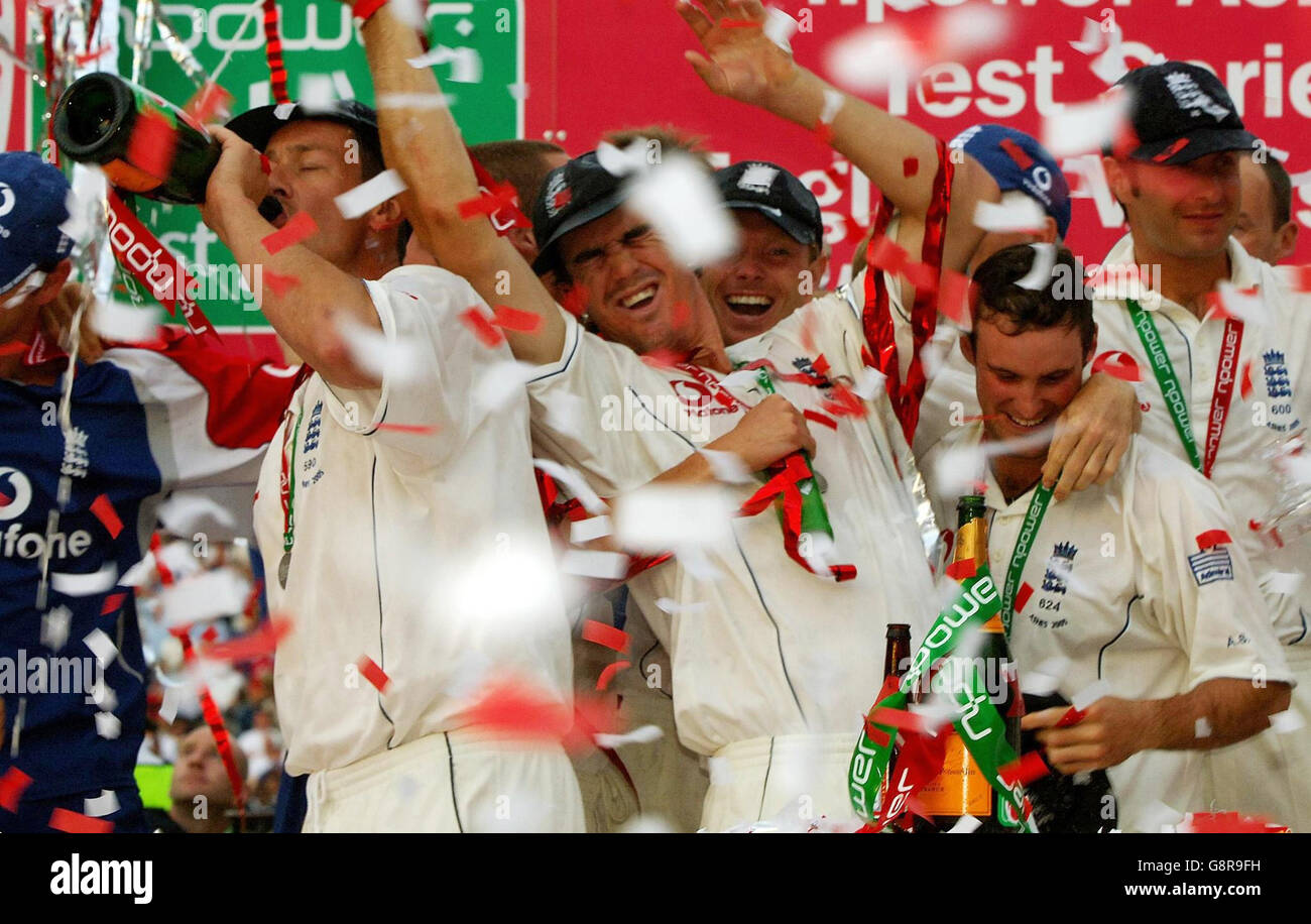 England team celebrate after winning the Ashes on the final day of the ...