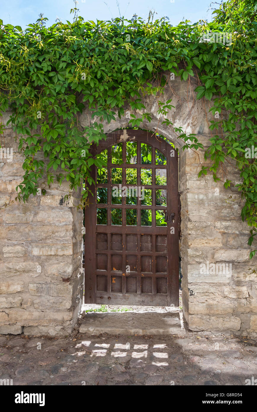 Medieval gate hi-res stock photography and images - Alamy