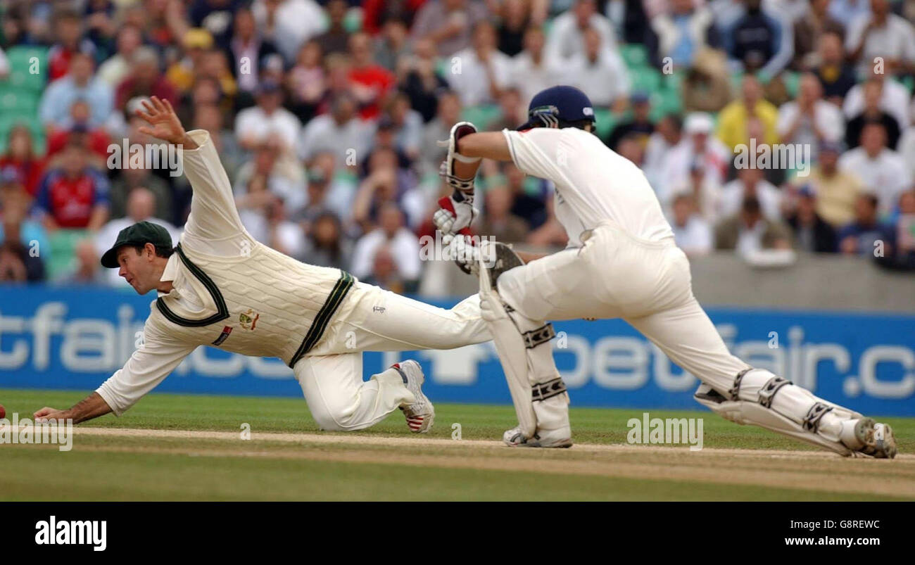 Cricket chris read catch hi-res stock photography and images - Alamy