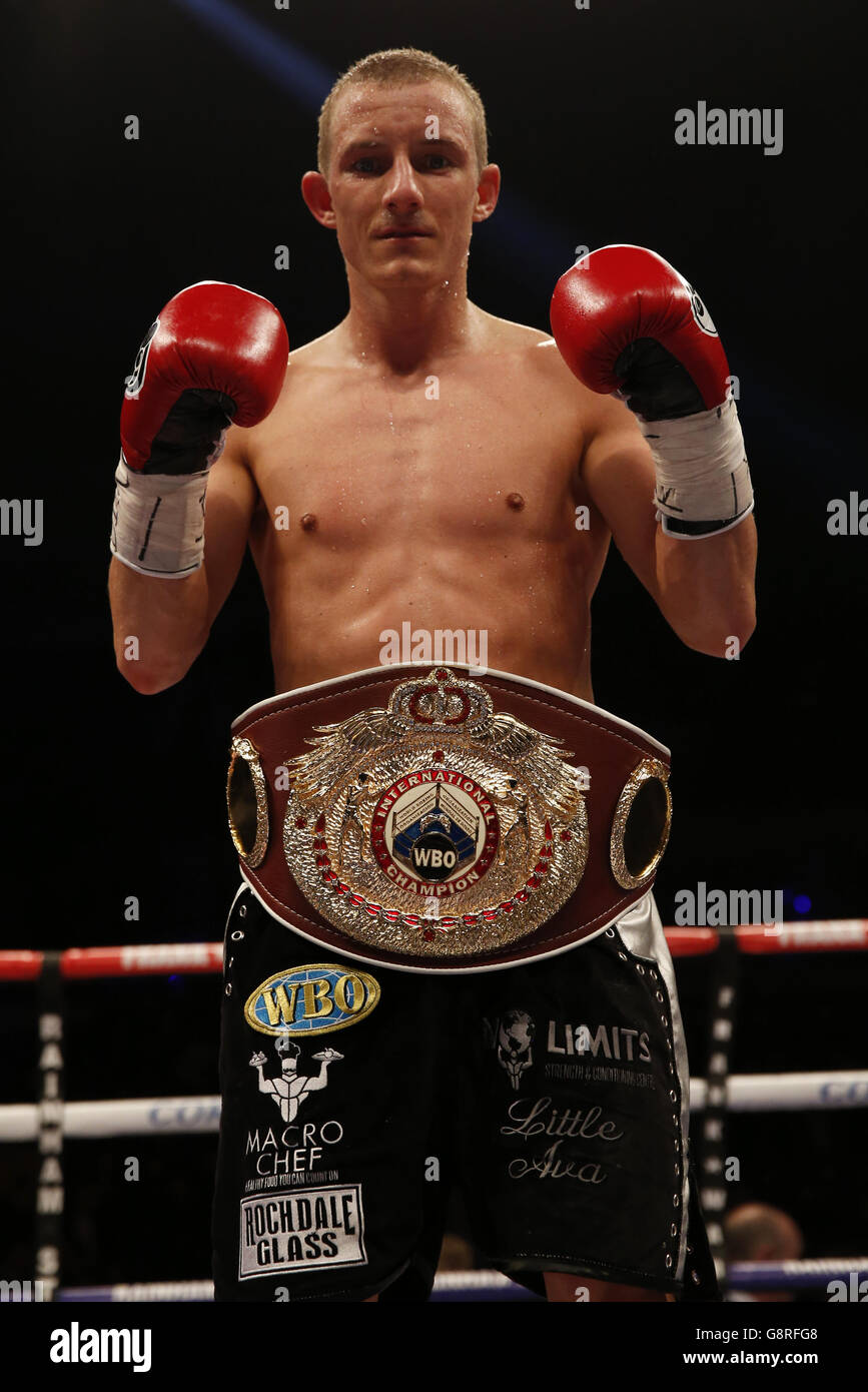 Terry Flanagan v Derry Mathews - Liverpool Echo Arena Stock Photo - Alamy