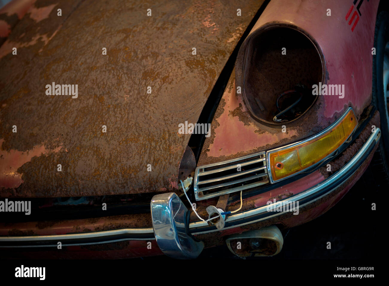 Rusty Porsche 911 - Barn Find Stock Photo - Alamy